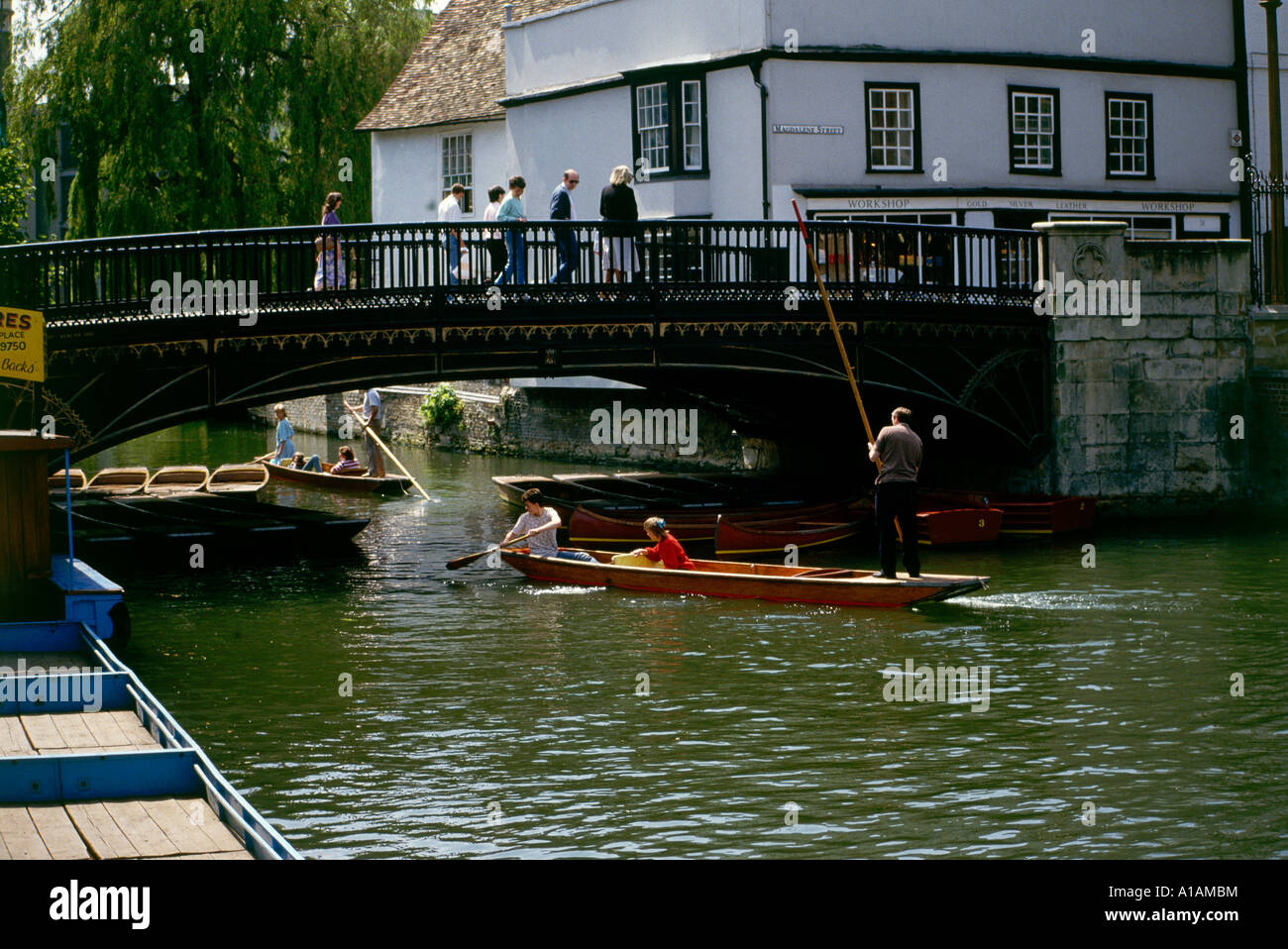 Boats punt along the Cam and under Magdalene bridge Erected in 1823 it ...