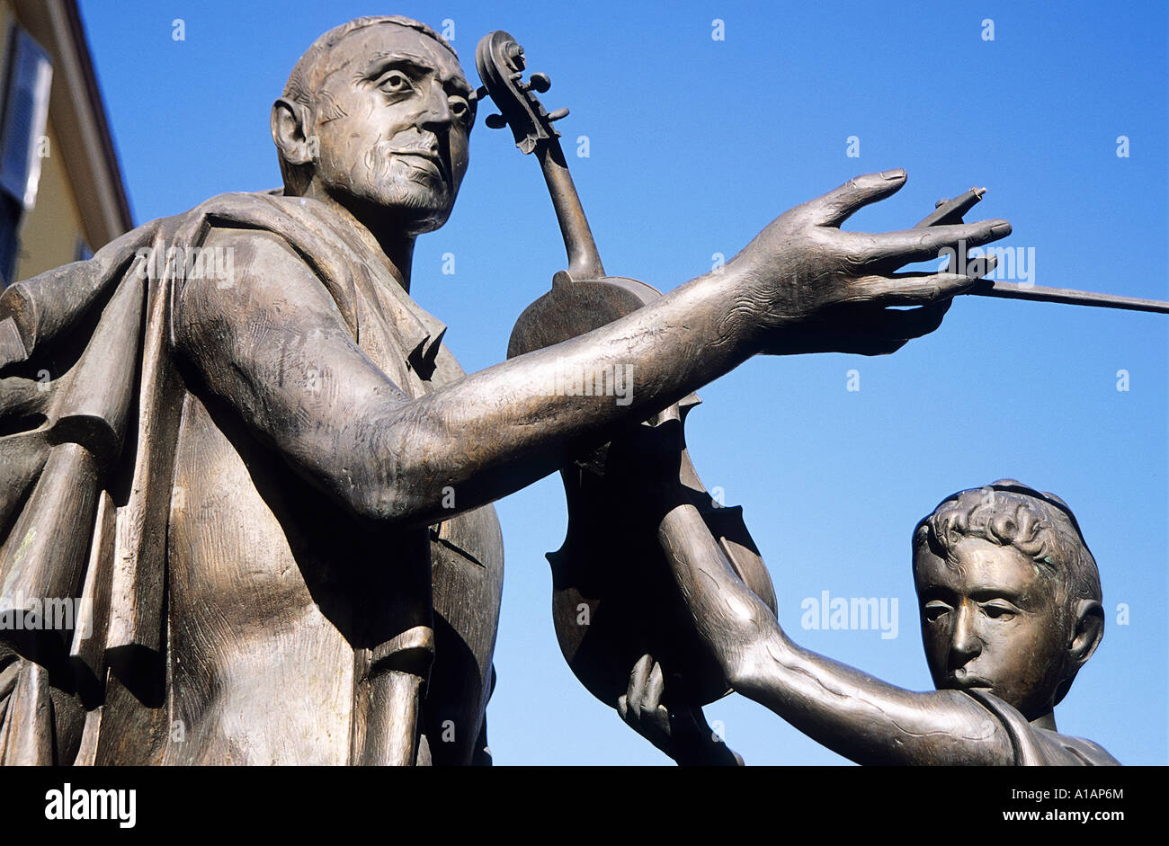Statue of Antonius Stradivarius Piazza Stradivari Cremona Stradivarius ...