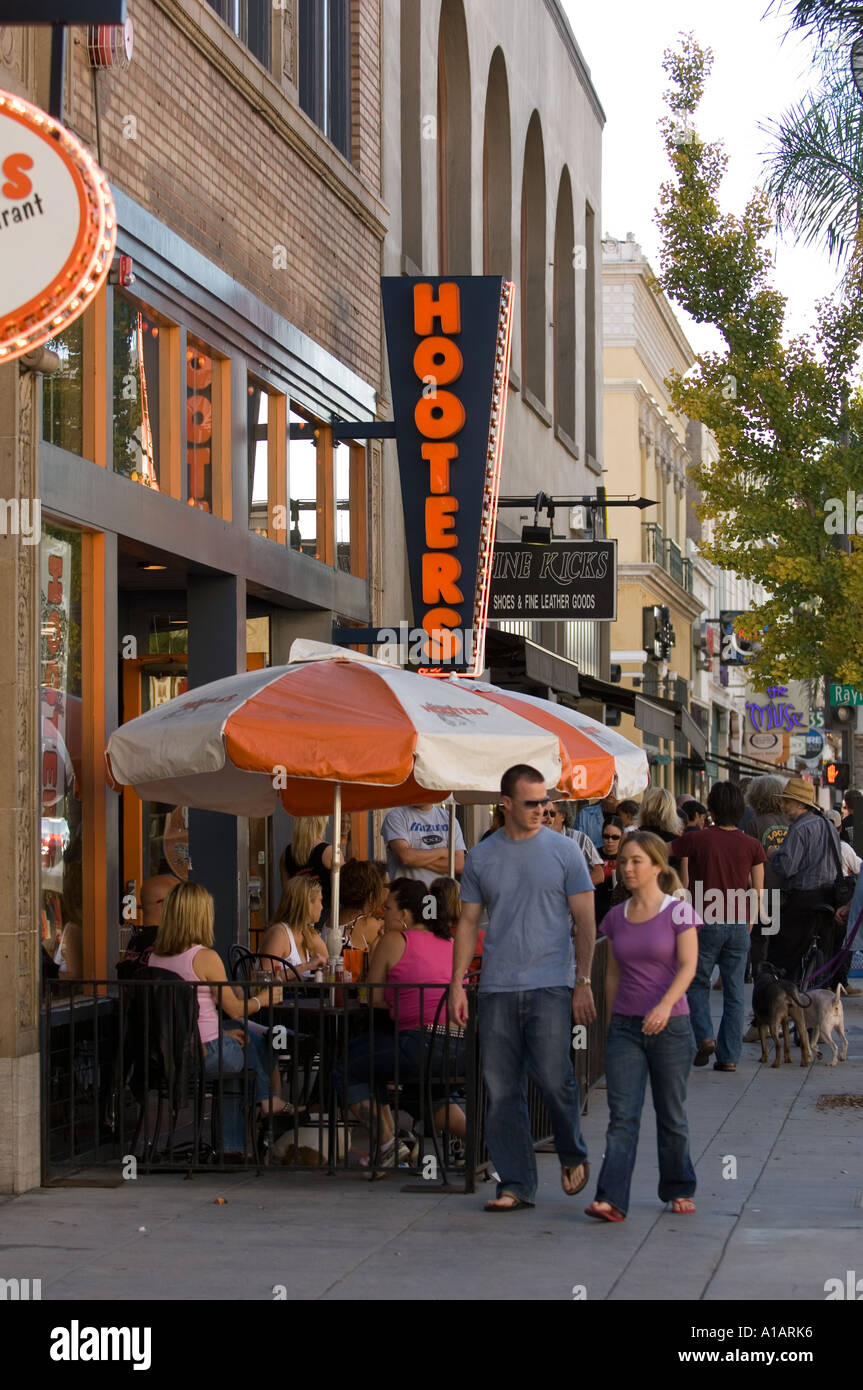 People eating at Hooters Restaurant exterior Stock Photo - Alamy