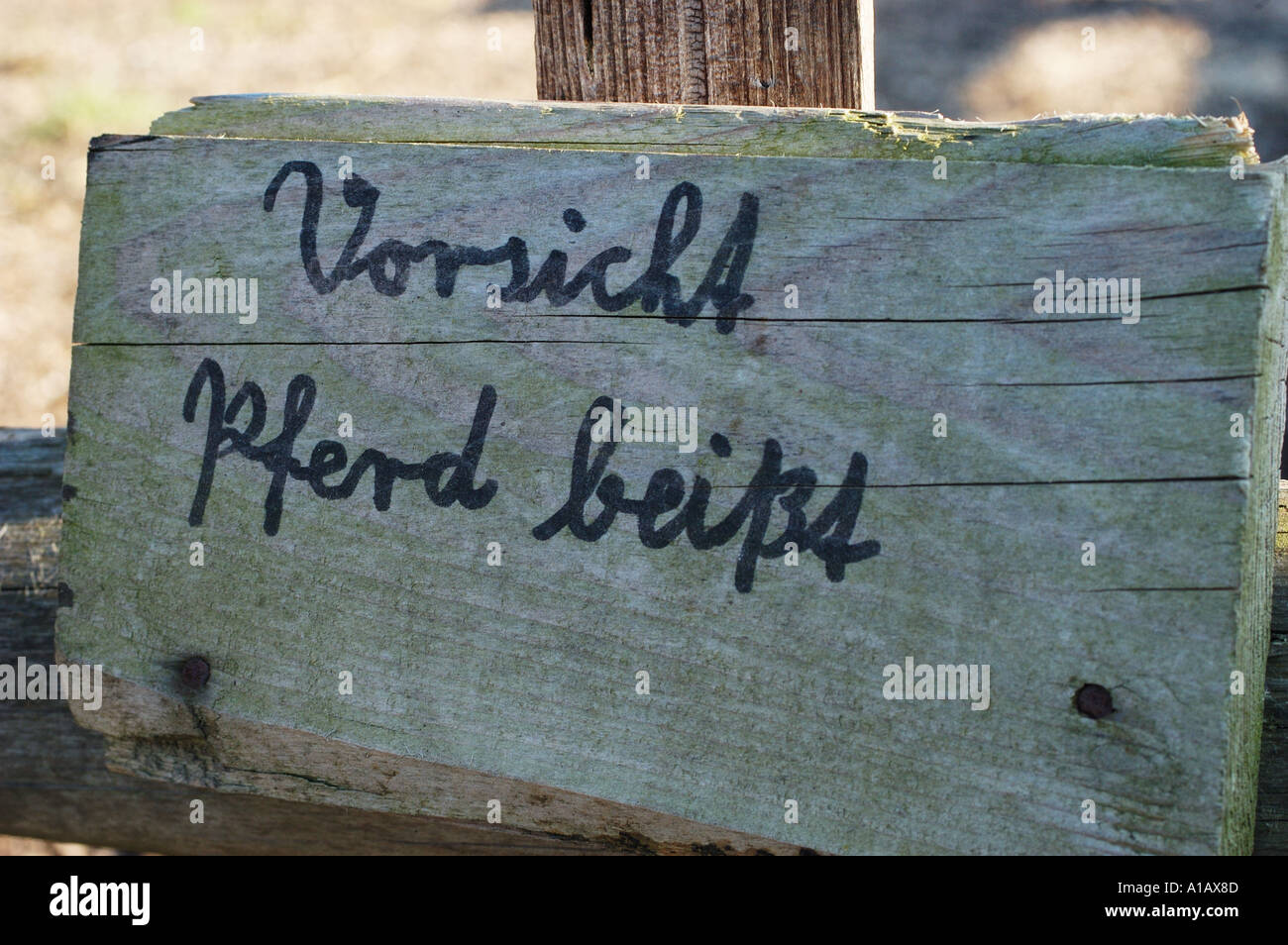 Sign "Pferd beisst Stock Photo - Alamy