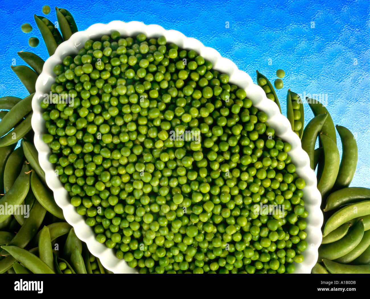 Cooked peas with fresh peas shell hi-res stock photography and images ...