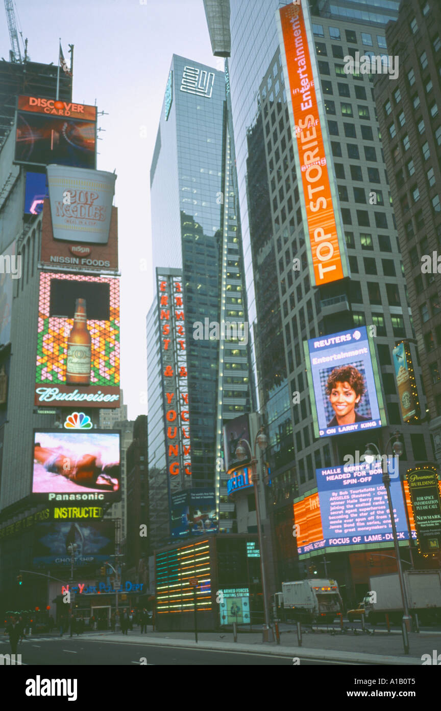 Times square displays hi-res stock photography and images - Alamy