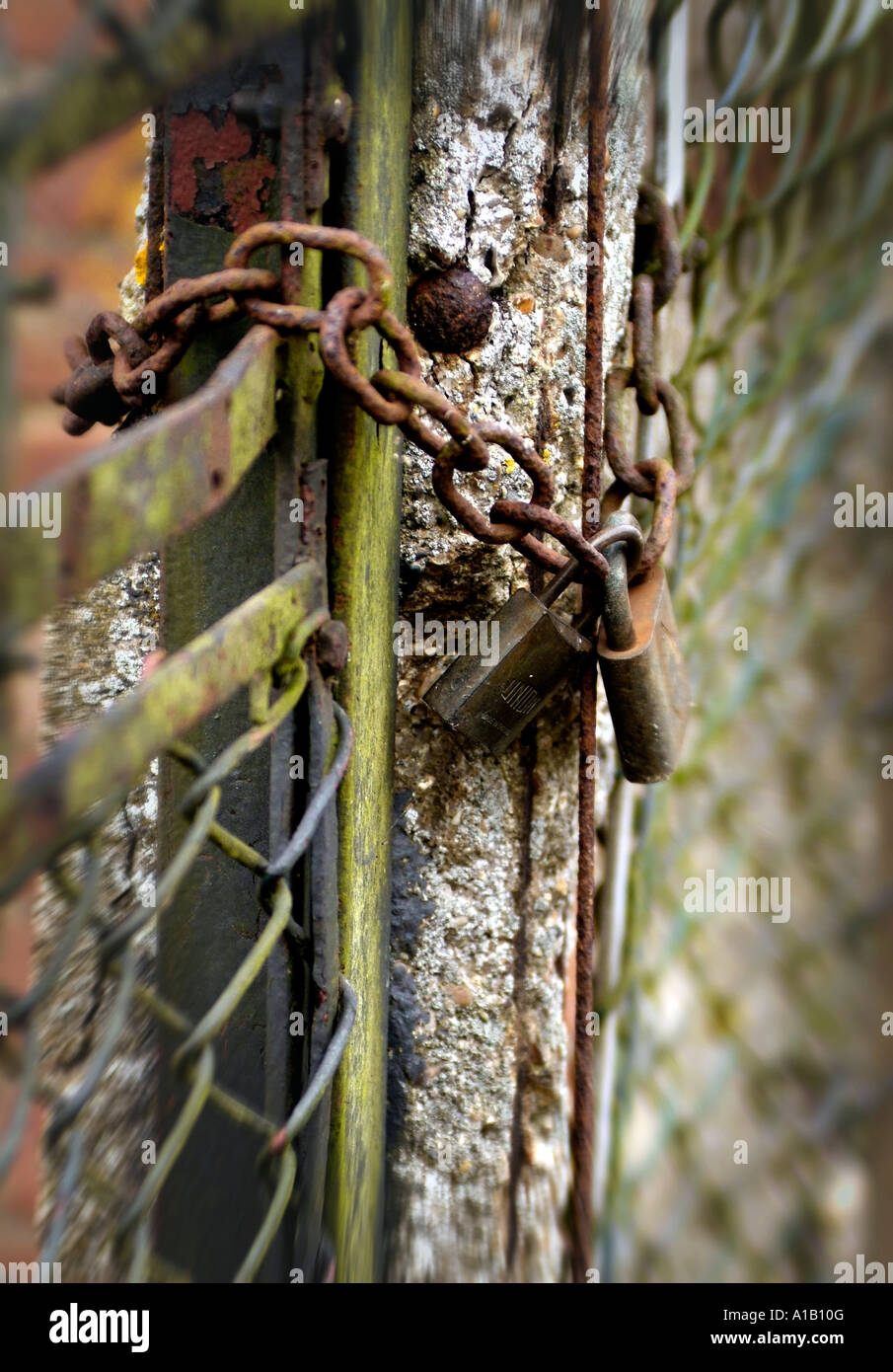 chained metal gate Stock Photo - Alamy
