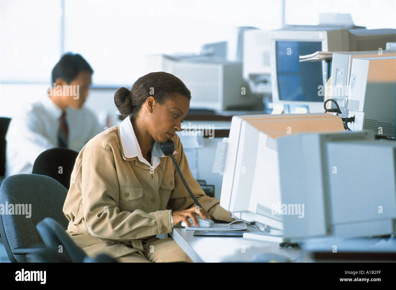 FEMALE OFFICE WORKER STUDYING HER COMPUTER SCREEN Stock Photo - Alamy