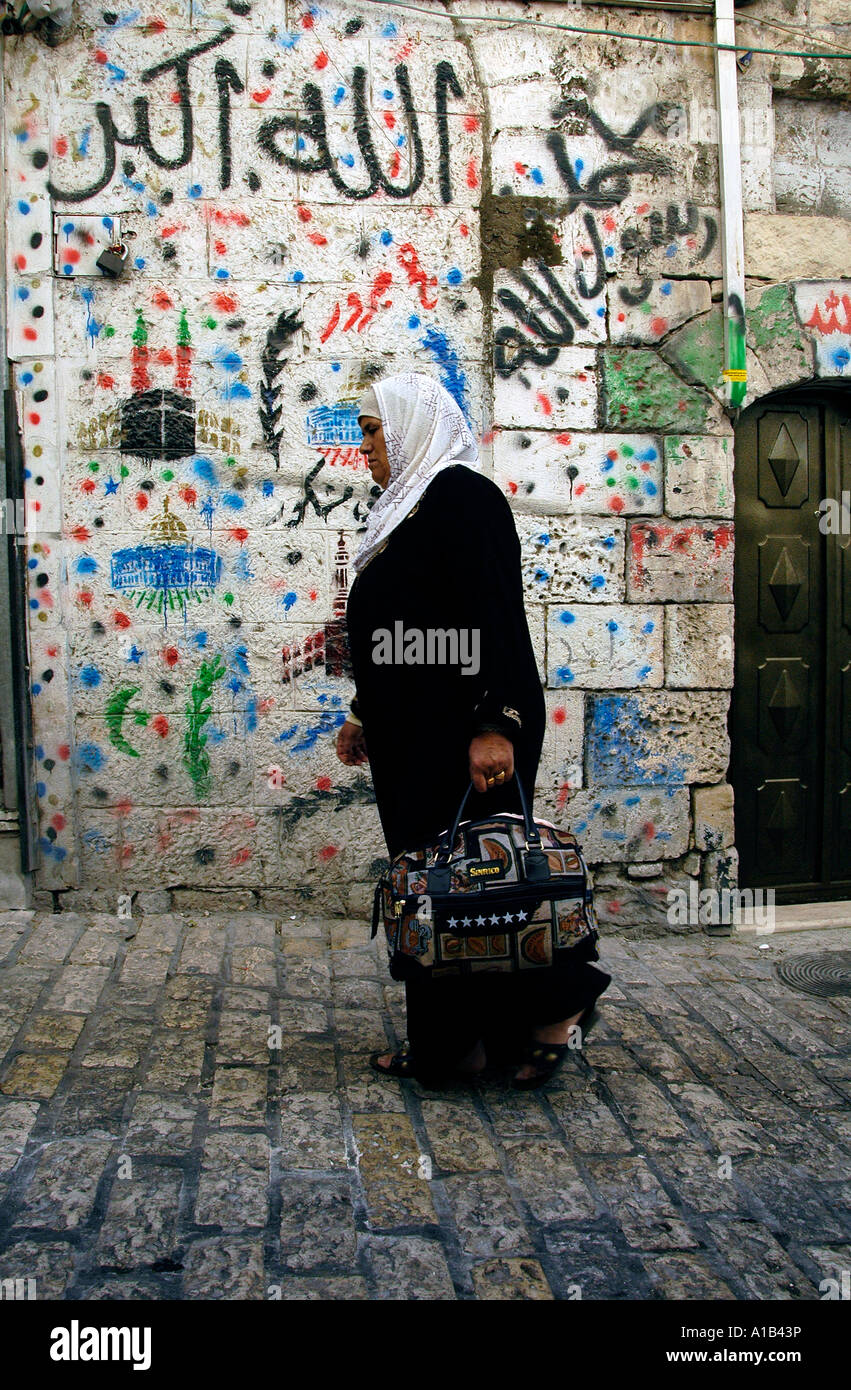 Palestinian woman in traditional dress hi-res stock photography and ...