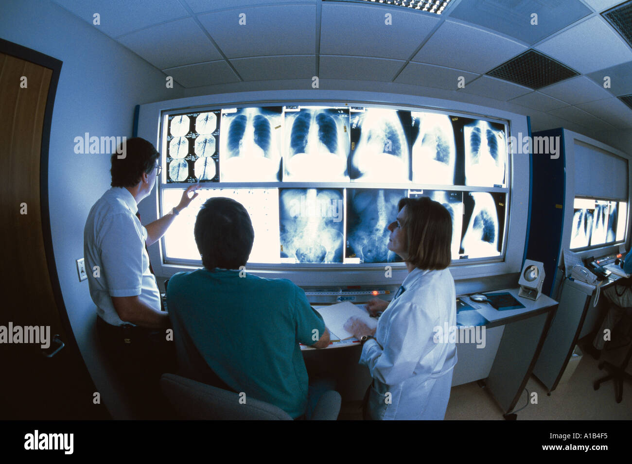 TEAM OF DOCTORS STUDYING X RAYS ON LIGHTBOX Stock Photo - Alamy