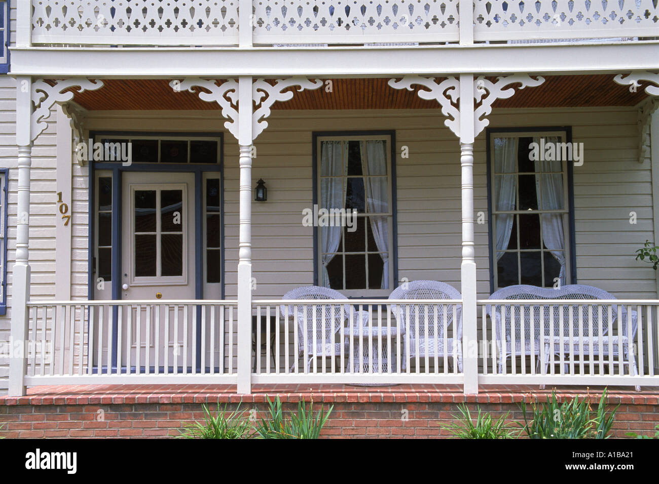 Verandah building hi-res stock photography and images - Alamy