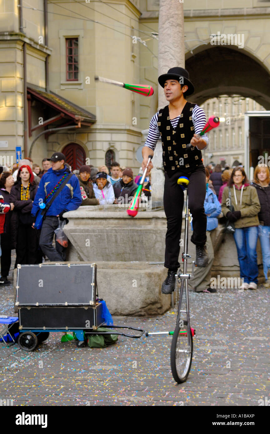 Juggler clown hi-res stock photography and images - Alamy