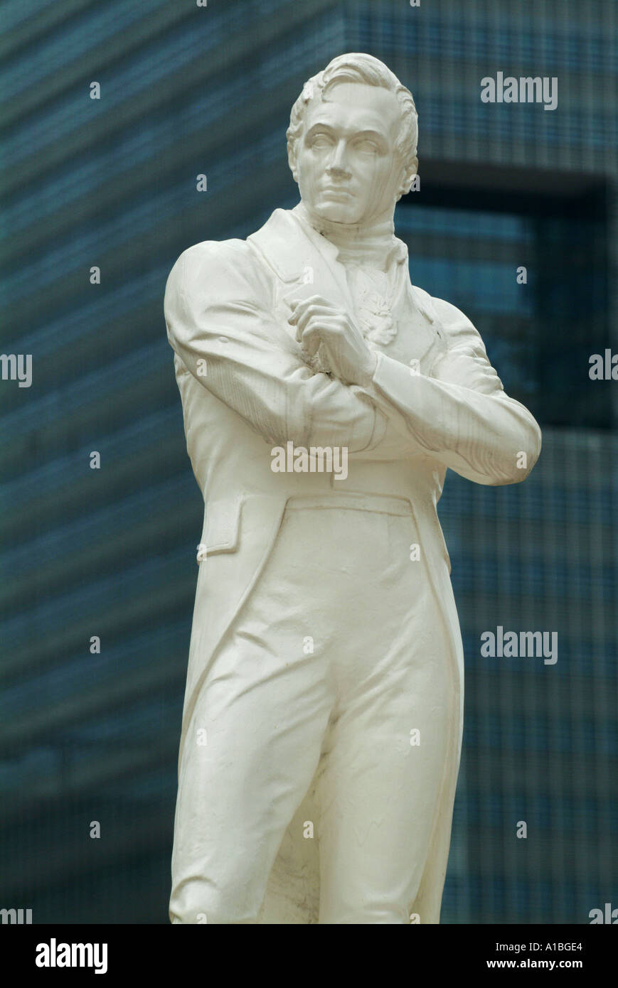 Statue to Stanford Raffles founder of modern Singapore Stock Photo - Alamy