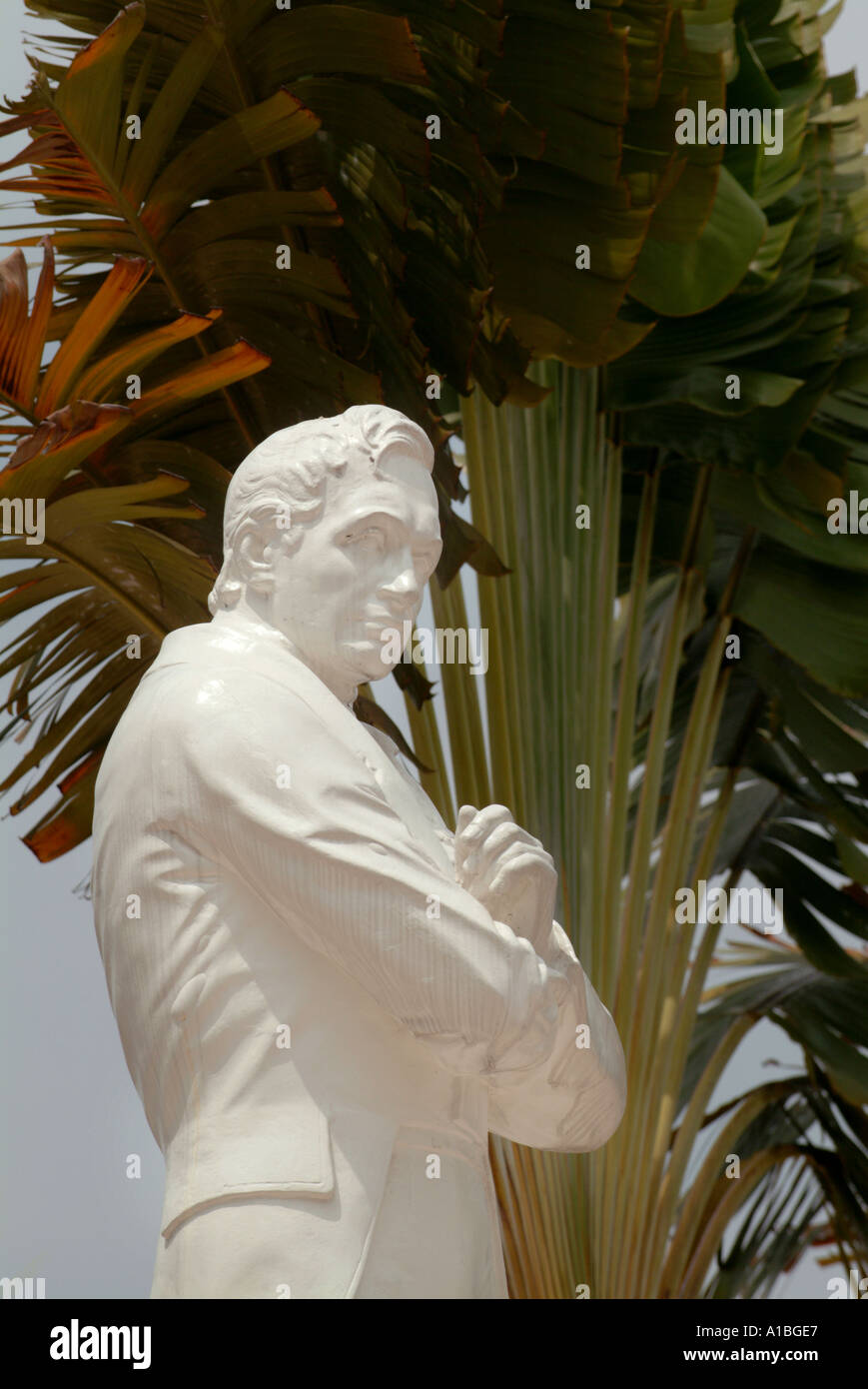 Statue to Stanford Raffles founder of modern Singapore Stock Photo - Alamy