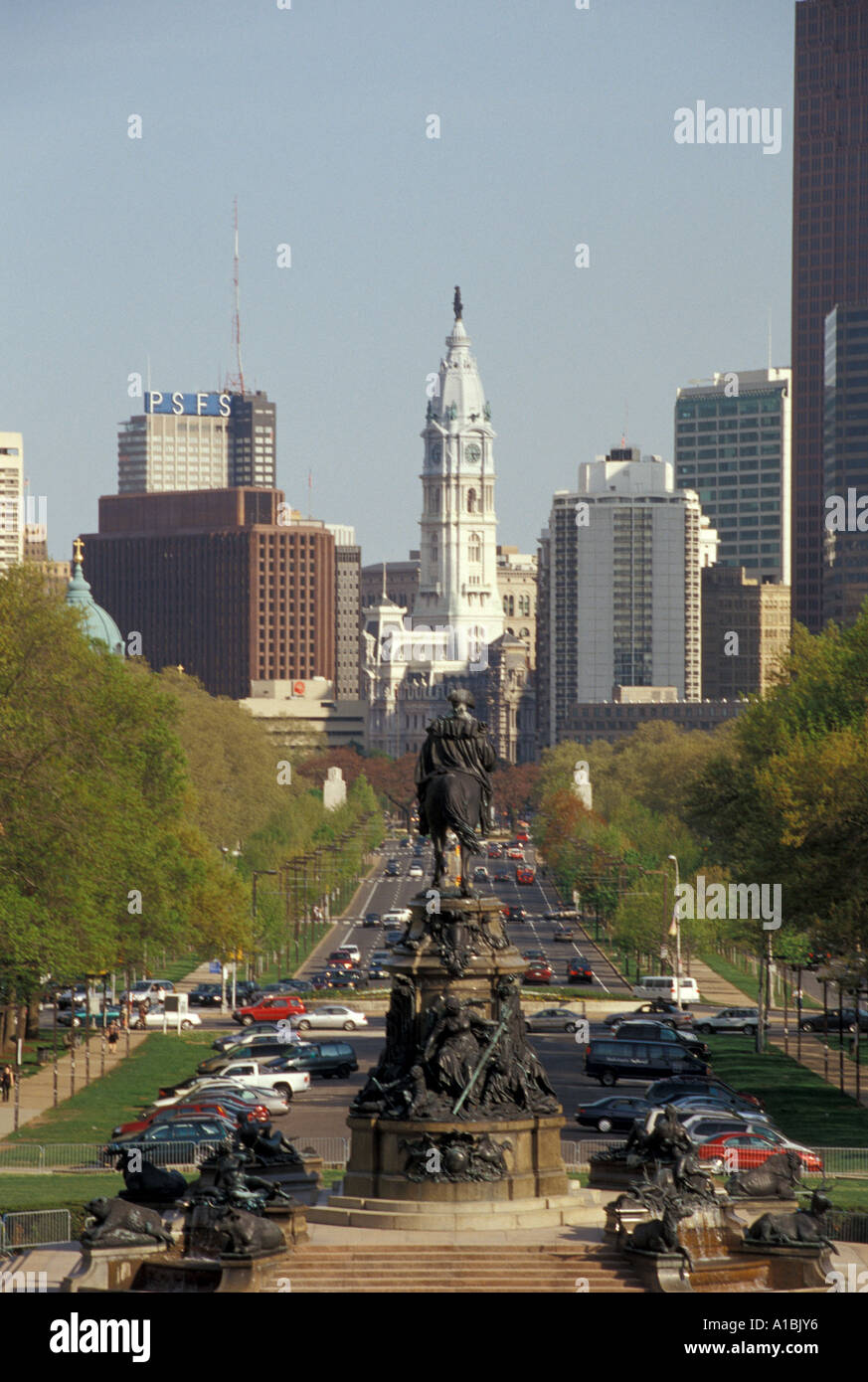 Philadelphia franklin parkway showing traffic and city skyline from ...