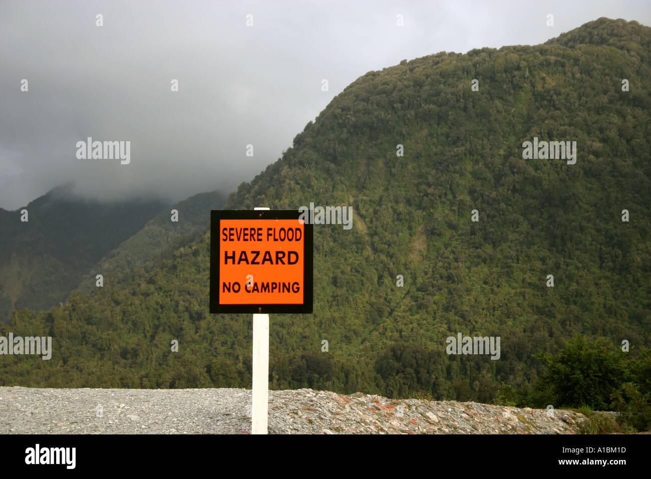 Severe flood warning sign hi-res stock photography and images - Alamy
