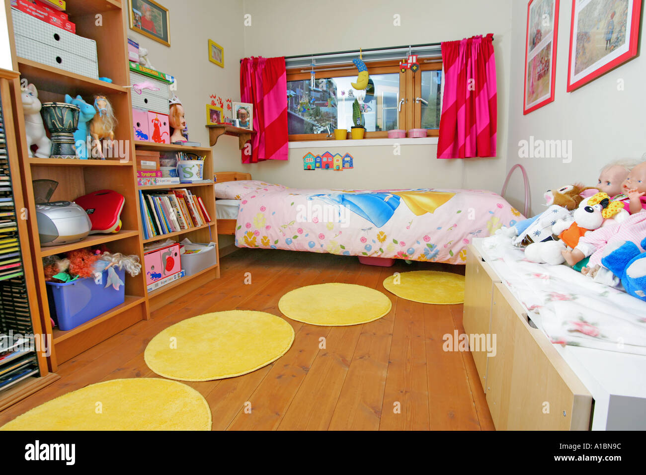 Empty bookshelf child hi-res stock photography and images - Alamy