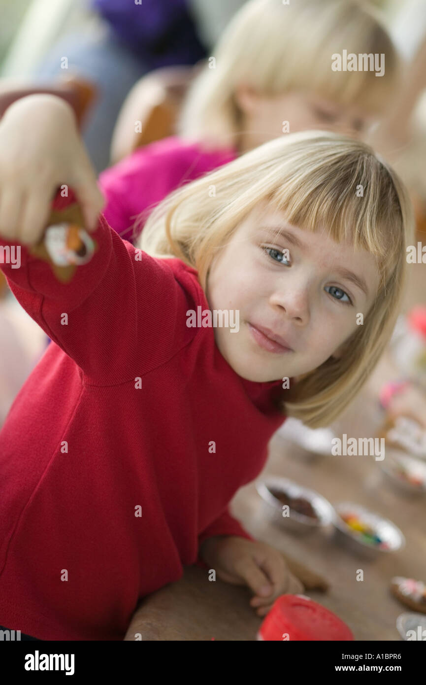 Children sharing cookie hi-res stock photography and images - Alamy