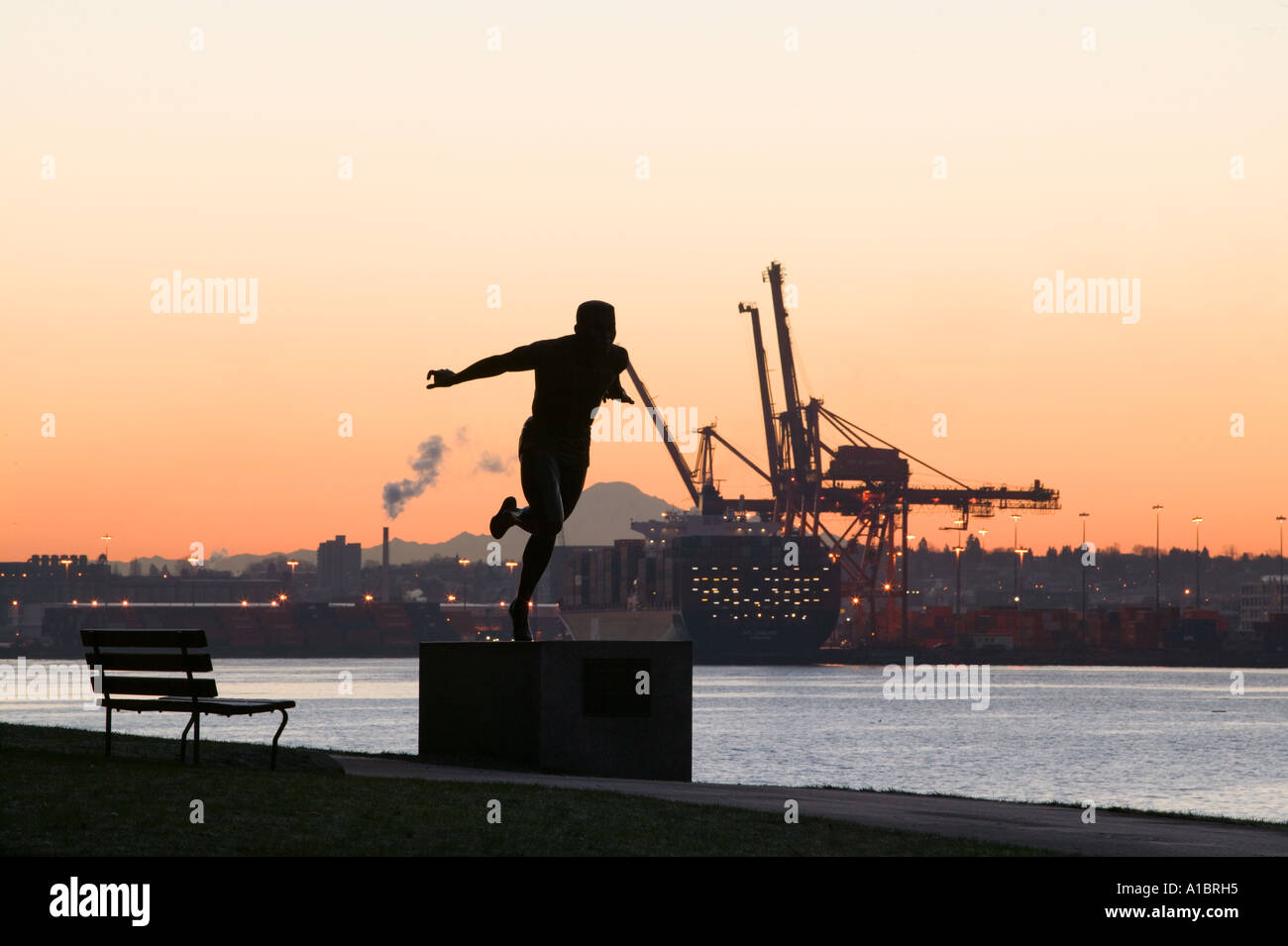 Vancouver bc statue landmark icon hi-res stock photography and images ...