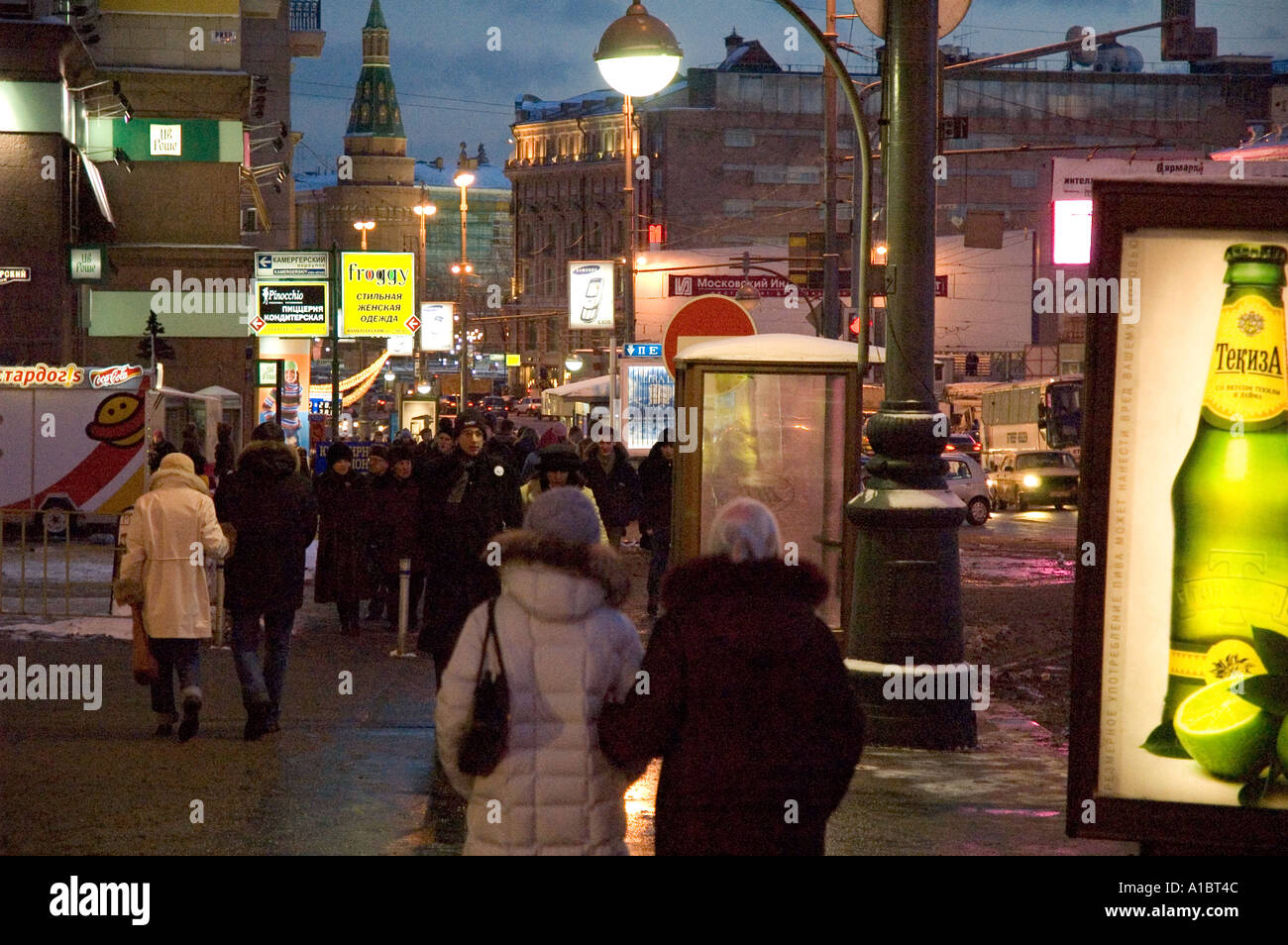 Downtown moscow shoppers hi-res stock photography and images - Alamy