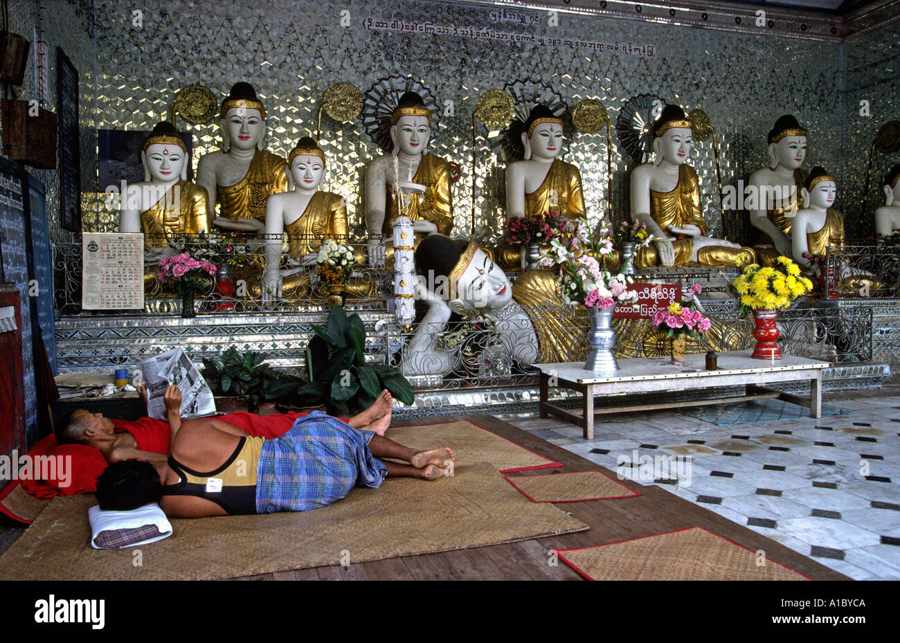 Myanmar burma buddhist monk worshipper hi-res stock photography and ...