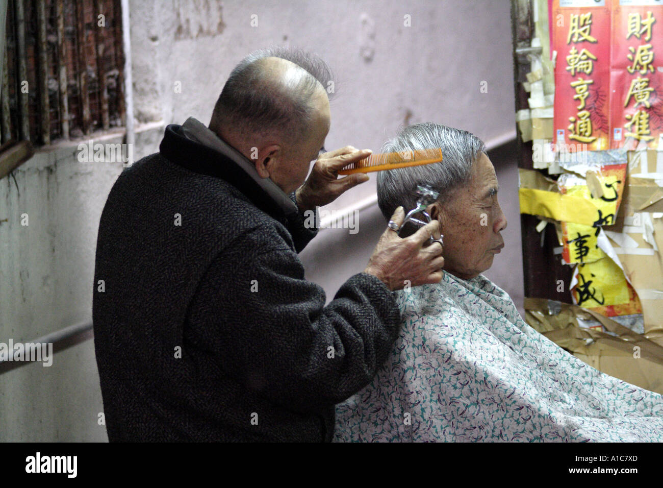 Barber cutting hair in Guangzhou, China Stock Photo - Alamy