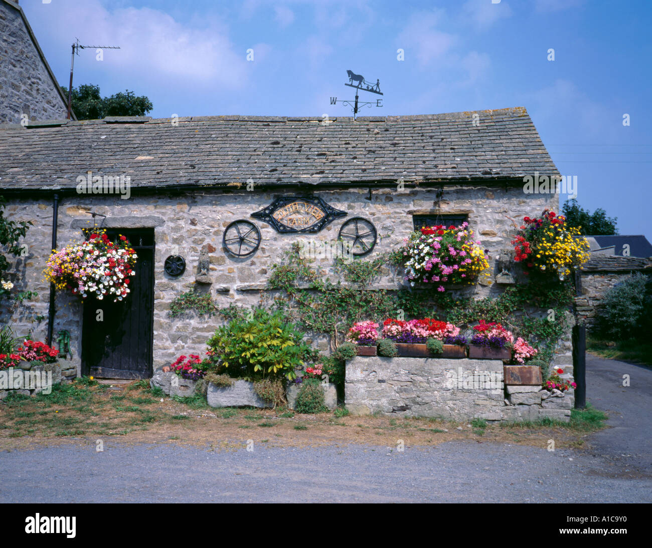 Old english farm building hi-res stock photography and images - Alamy