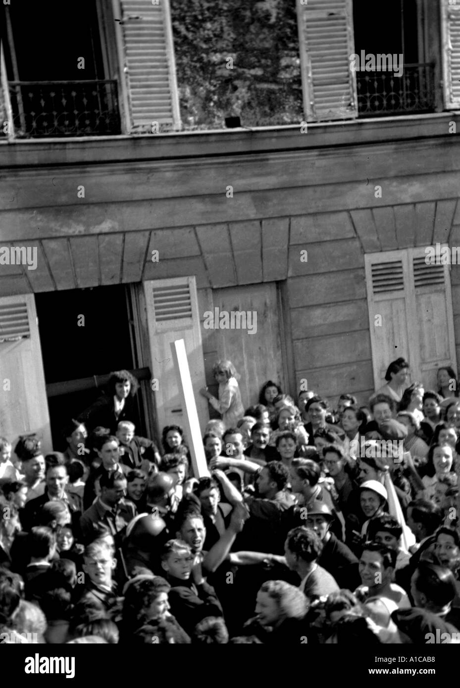 WW II French female collaborator head shaving long shot Stock Photo - Alamy