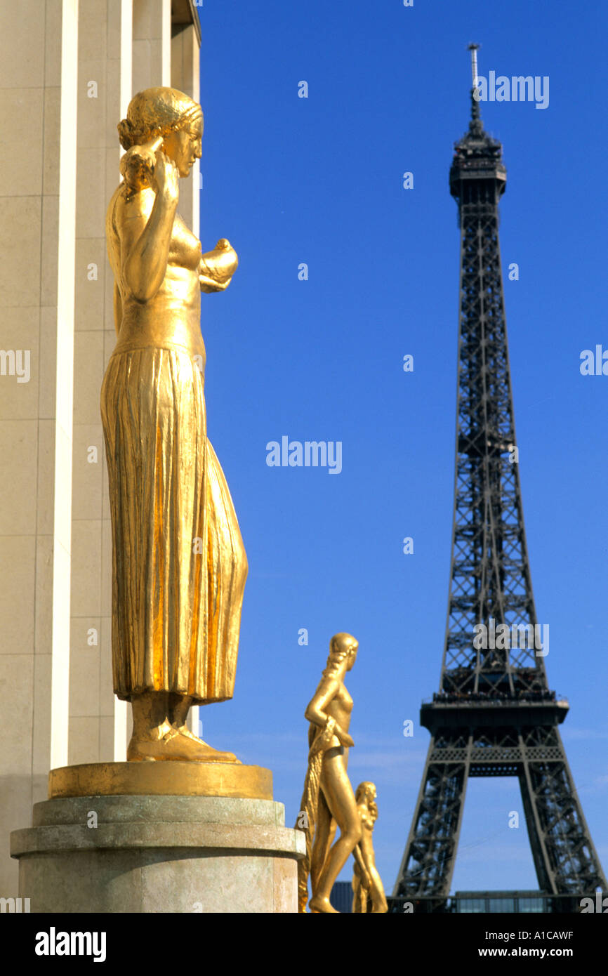 Eiffel tower and golden statues in paris hi-res stock photography and ...