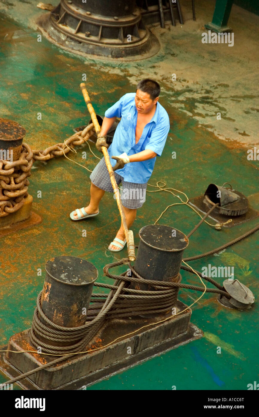 Dock hand securing the cruise ship at Chongqing Harbour Stock Photo - Alamy