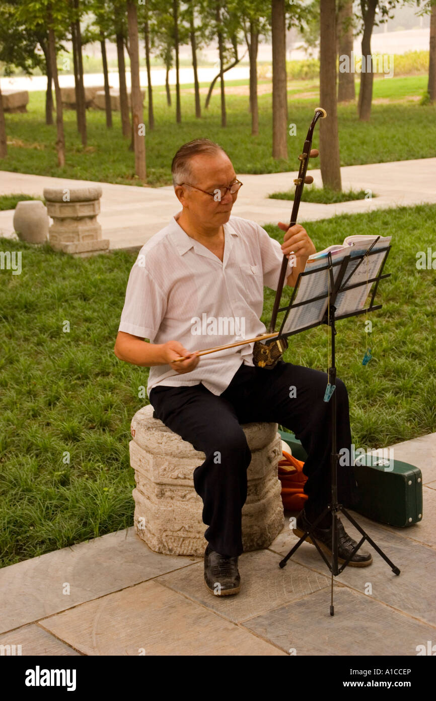 Chinese musician hi-res stock photography and images - Alamy