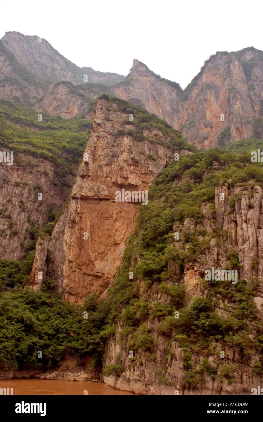 Towering cliffs on the banks of the Wu Gorge Stock Photo - Alamy