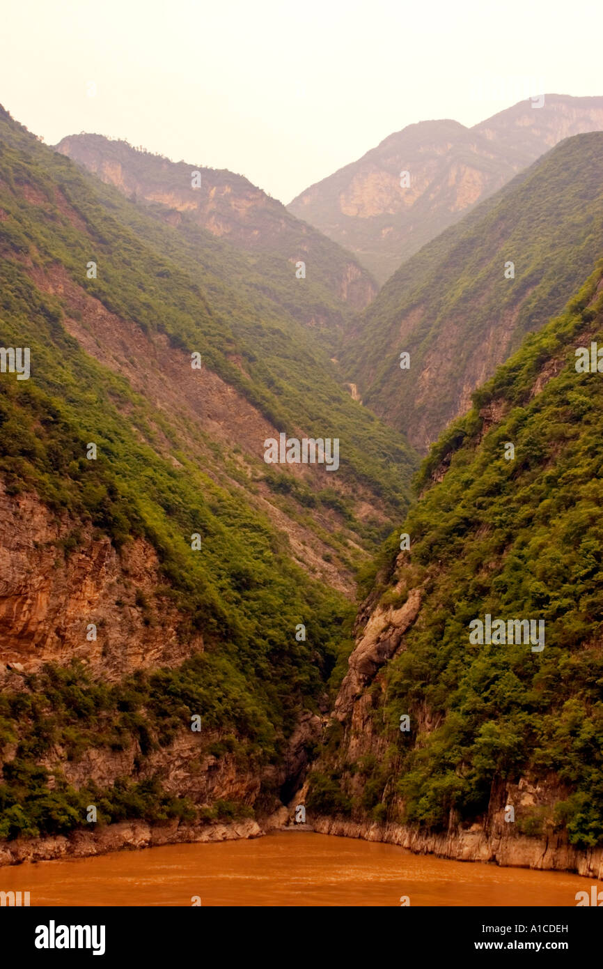 Towering cliffs on the banks of the Wu Gorge Stock Photo - Alamy