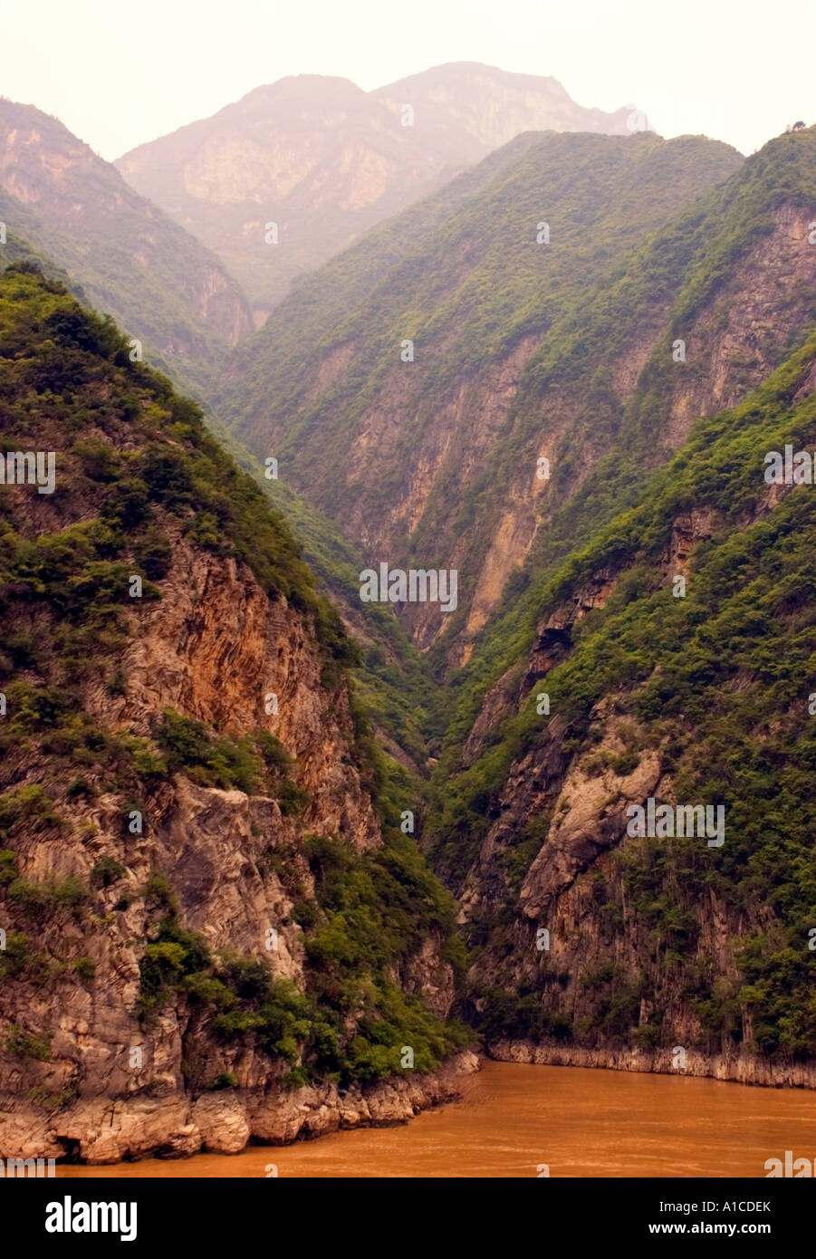 Towering cliffs on the banks of the Wu Gorge Stock Photo - Alamy