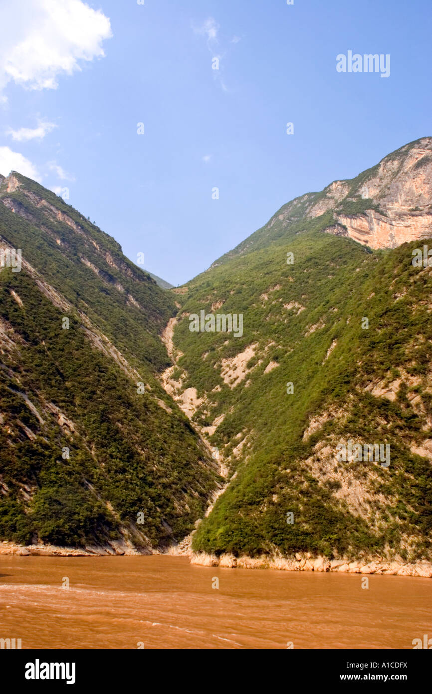 Vertical cliffs on the Banks of the Yangzi Stock Photo - Alamy