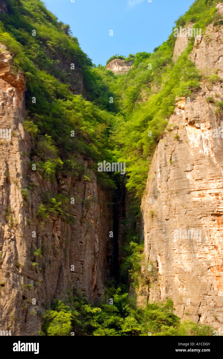 Towering cliffs on the banks of the Qutang Gorge Stock Photo - Alamy