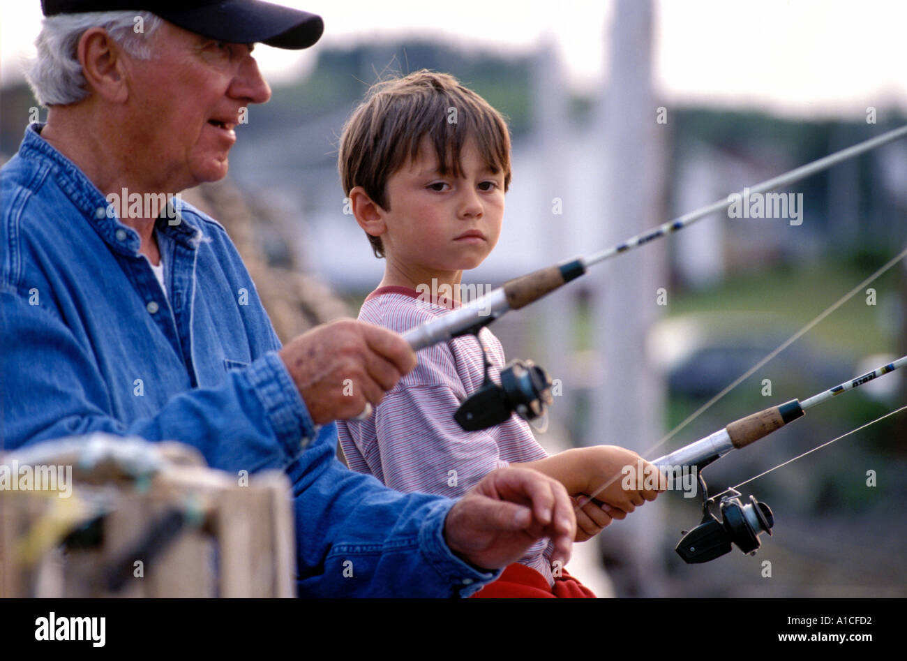 Family fishing off dock hi-res stock photography and images - Alamy