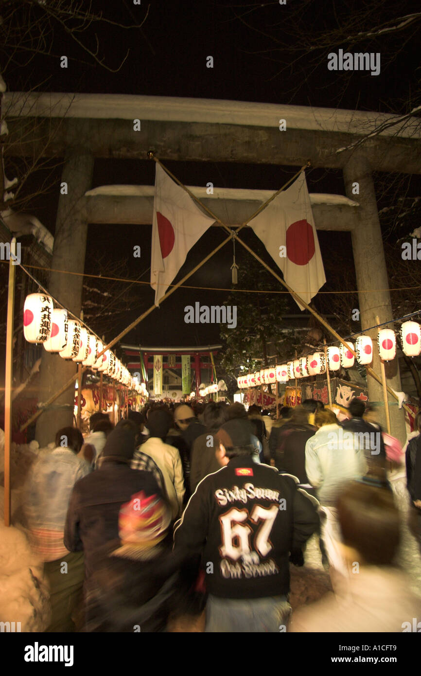 Japanese people queue to celebrate and pray on New Year's Eve, Utou ...
