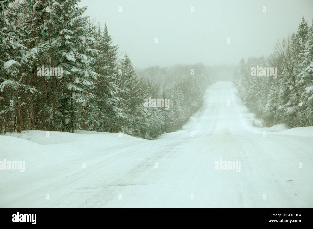 Rural road snow packed hi-res stock photography and images - Alamy