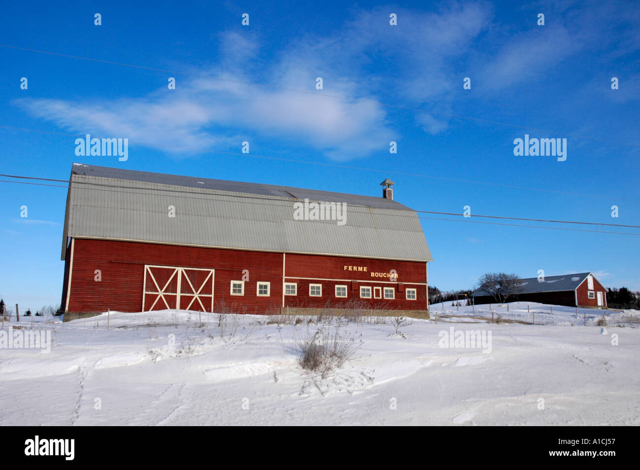 Red barn in snow hi-res stock photography and images - Alamy