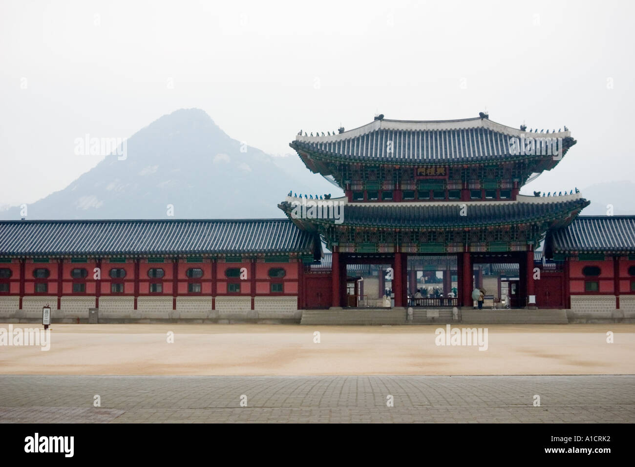 Geunjeongmun gate at Gyeongbokgung Palace with Mount Bugaksan in the ...