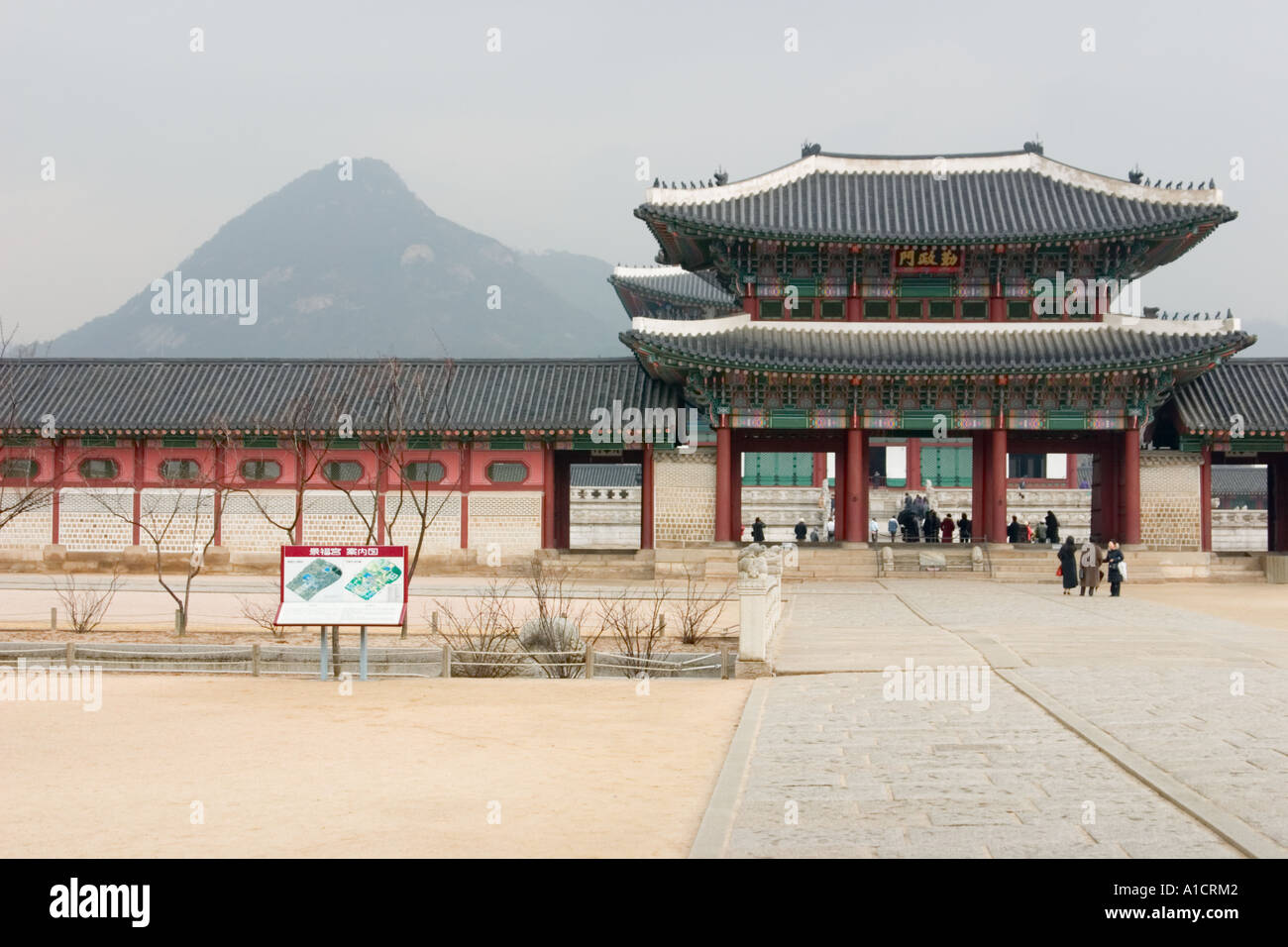 Geunjeongmun gate at Gyeongbokgung Palace with Mount Bugaksan in the ...