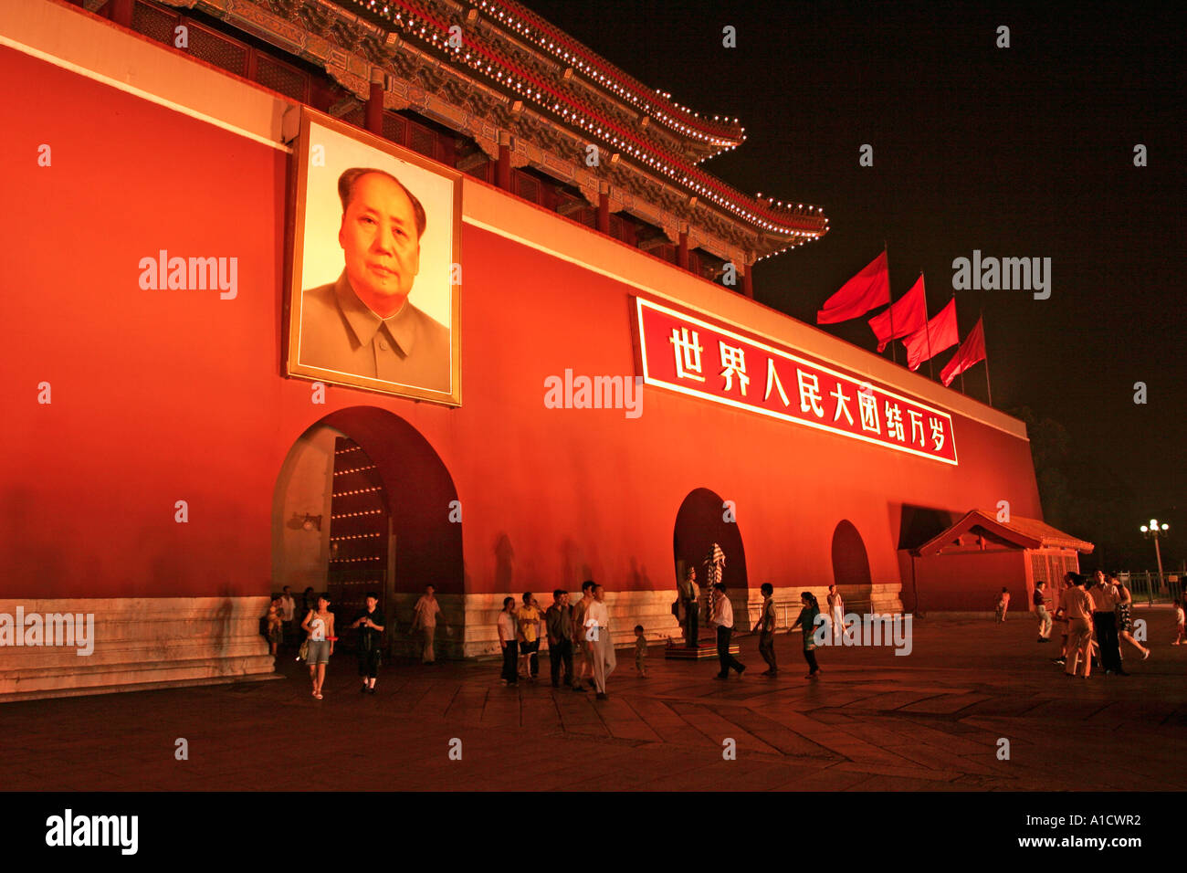 Portrait of Chairman Mao at the Tiananmen Gate entrance to the ...