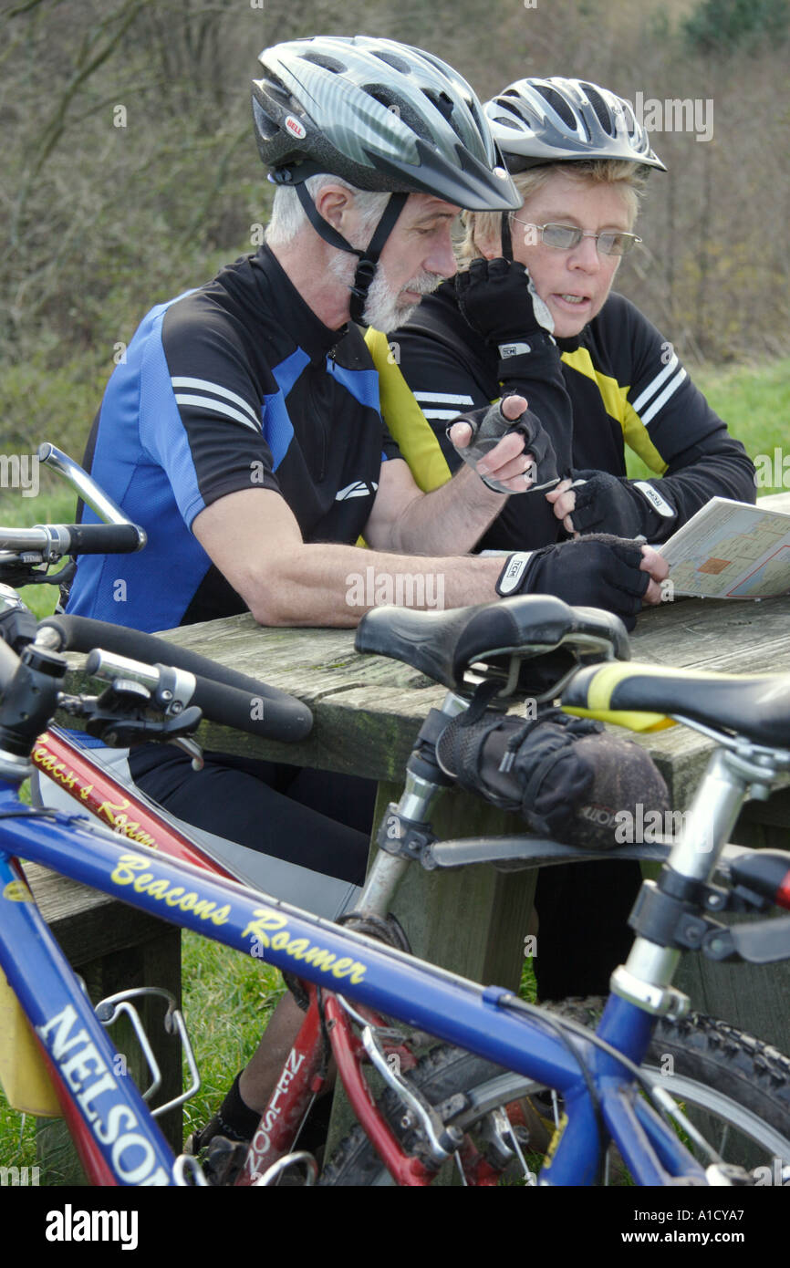 Cyclists reading map hi-res stock photography and images - Alamy