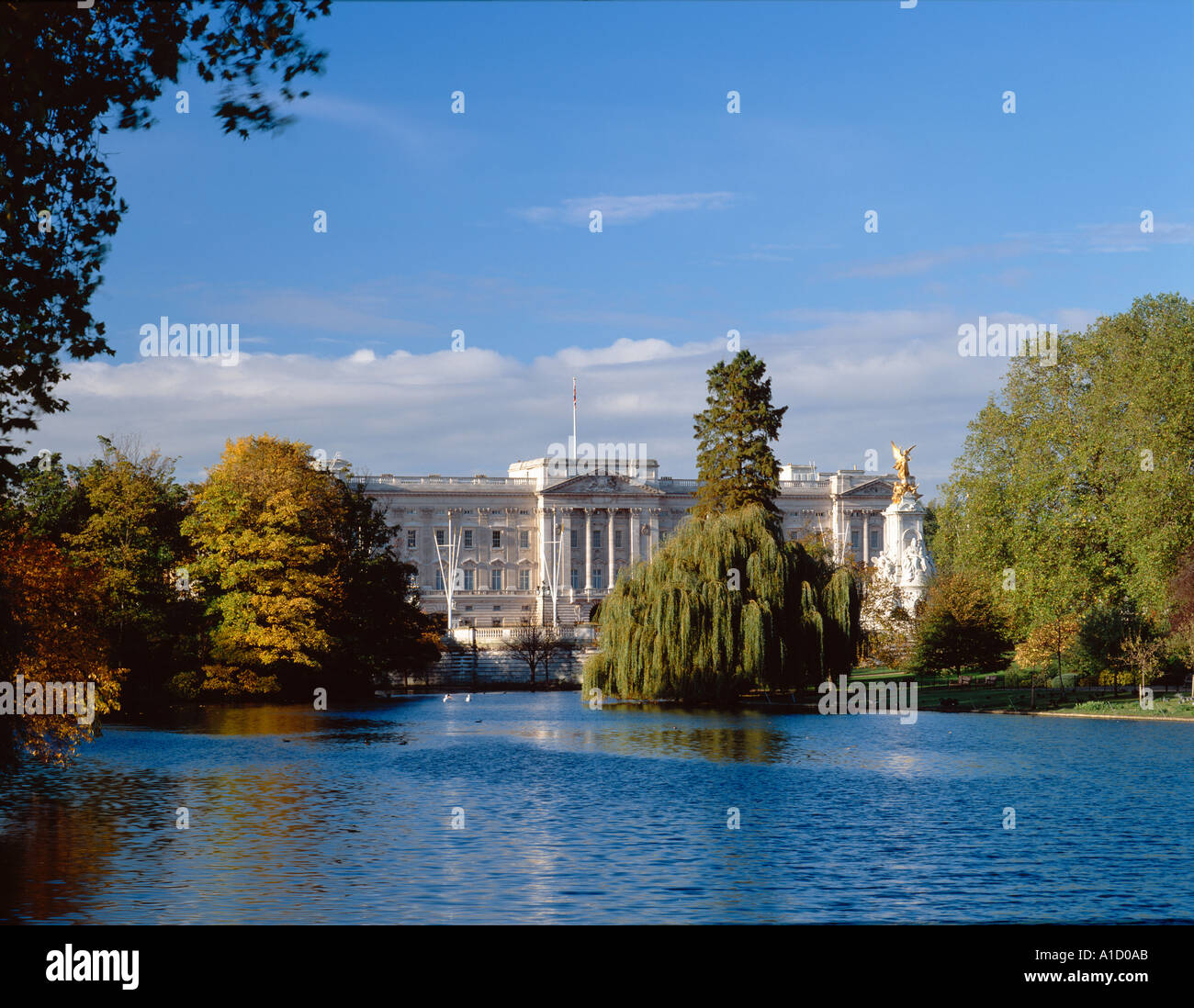 Buckingham Palace St James Park Stock Photo - Alamy
