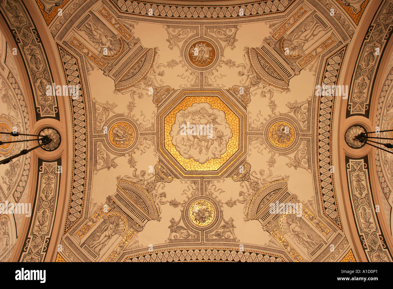 Opera house budapest tour hi-res stock photography and images - Alamy