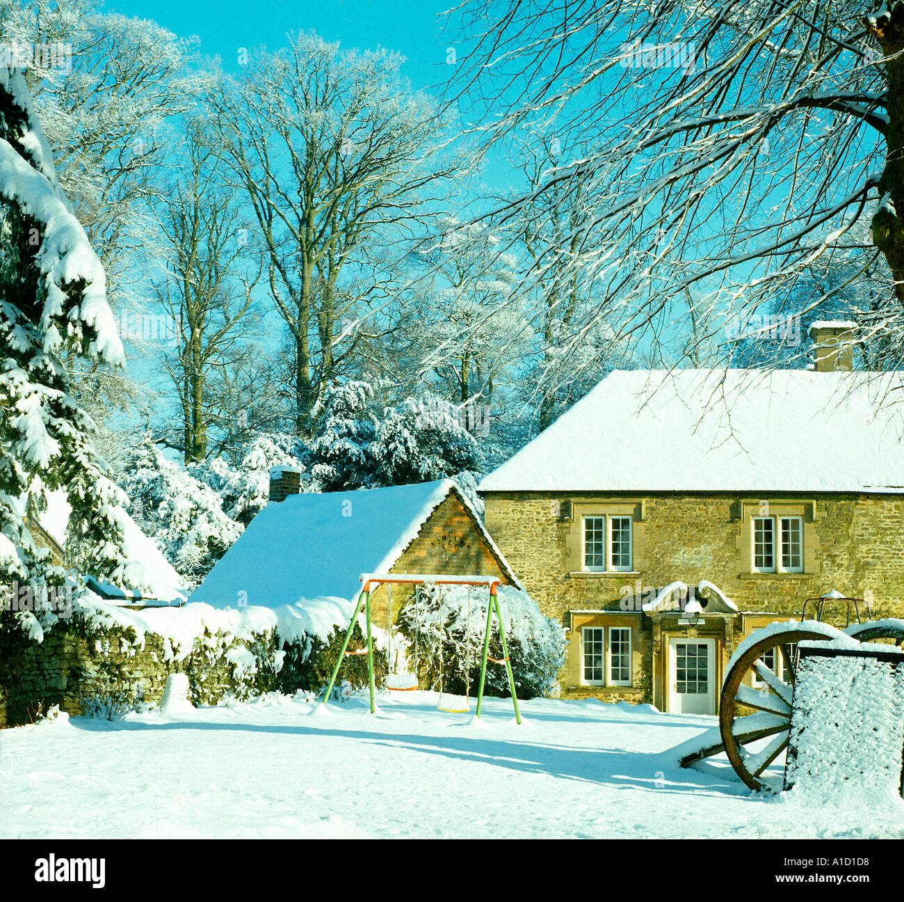 Pub in snow hi-res stock photography and images - Alamy