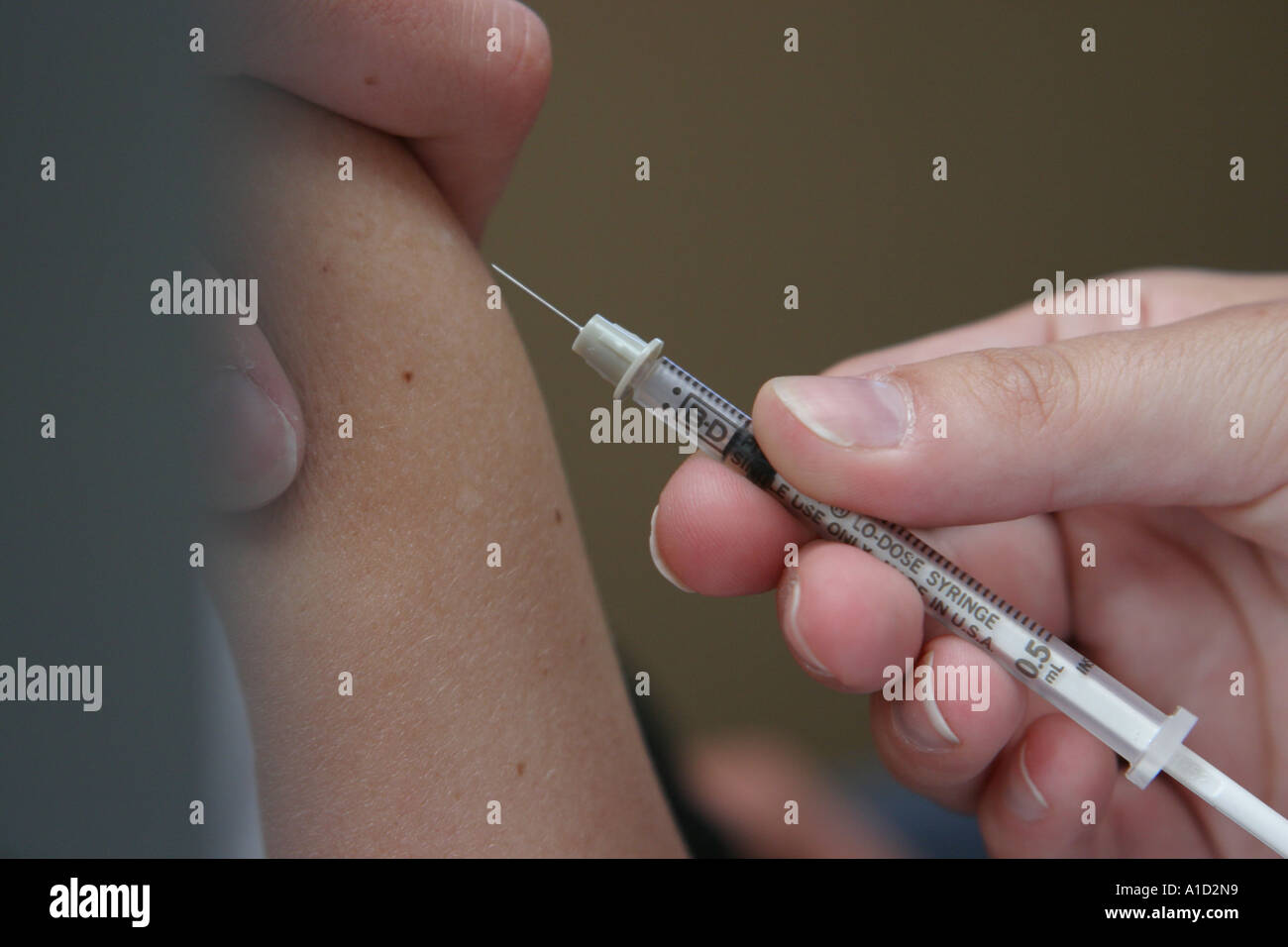 Nurse giving injection to patient Stock Photo - Alamy