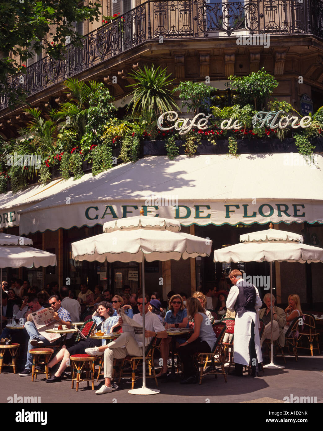 Pavement cafe Paris France Stock Photo - Alamy