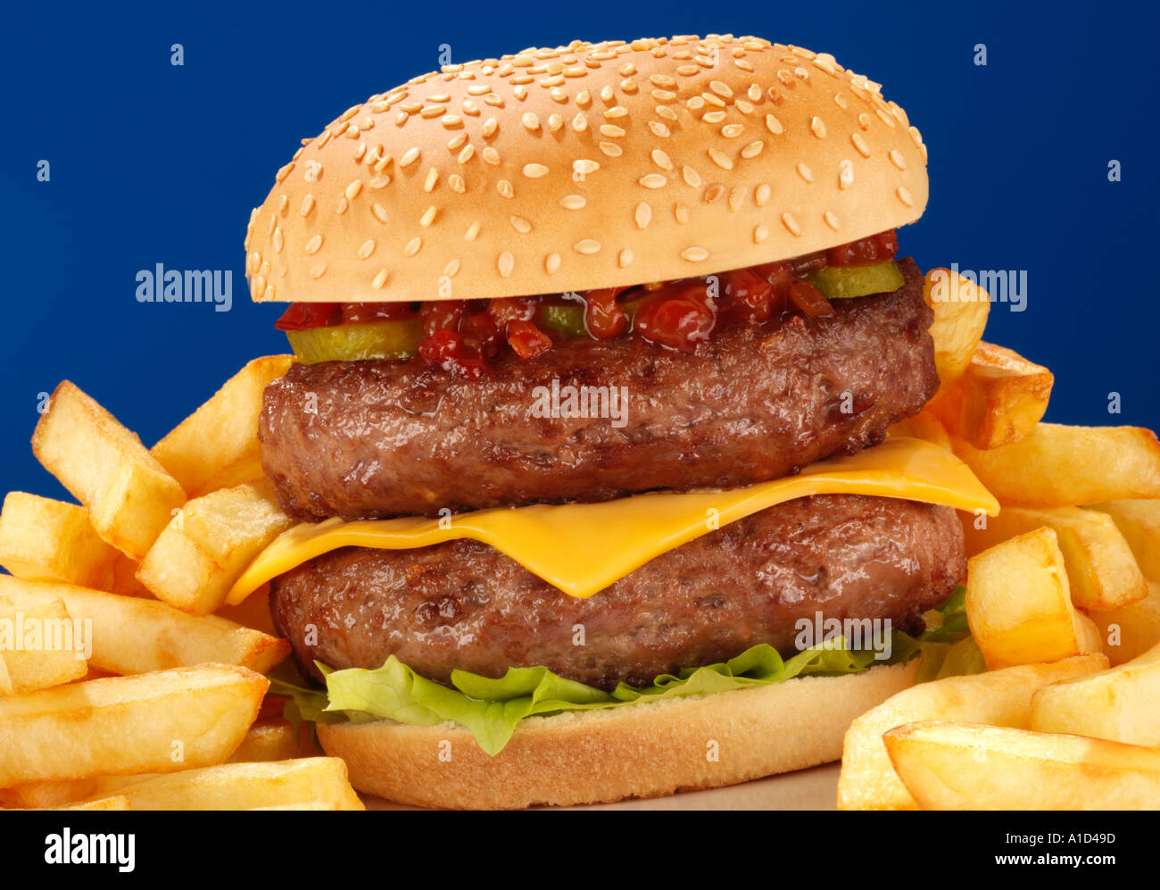 CHEESEBURGER AND CHIPS Stock Photo - Alamy
