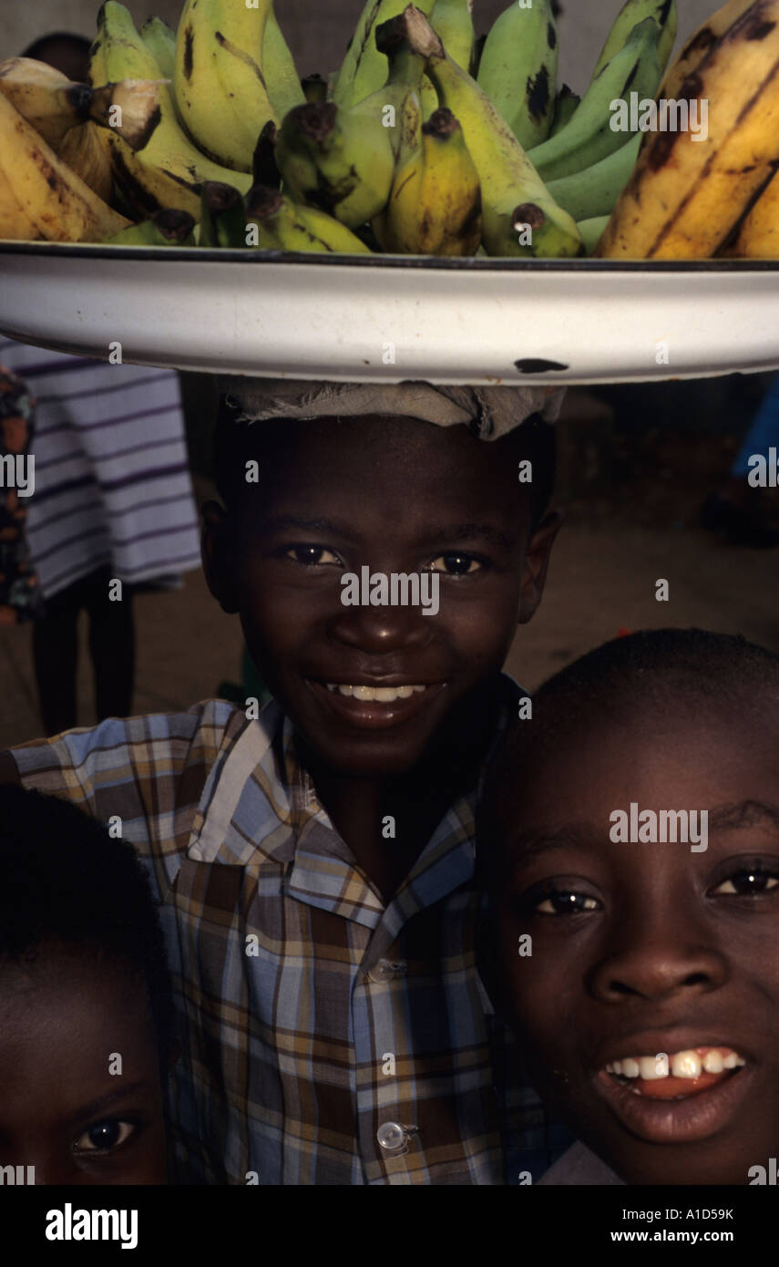 Liberia Children selling fruit Stock Photo - Alamy