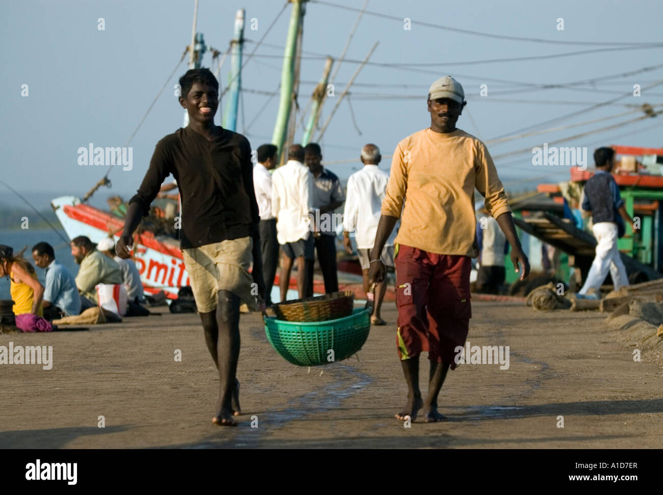 Harbor workers india hi-res stock photography and images - Alamy