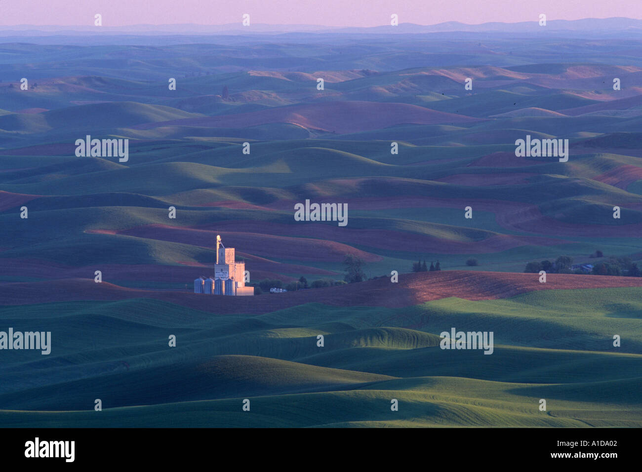 Grain elevator in palouse washington hi-res stock photography and ...