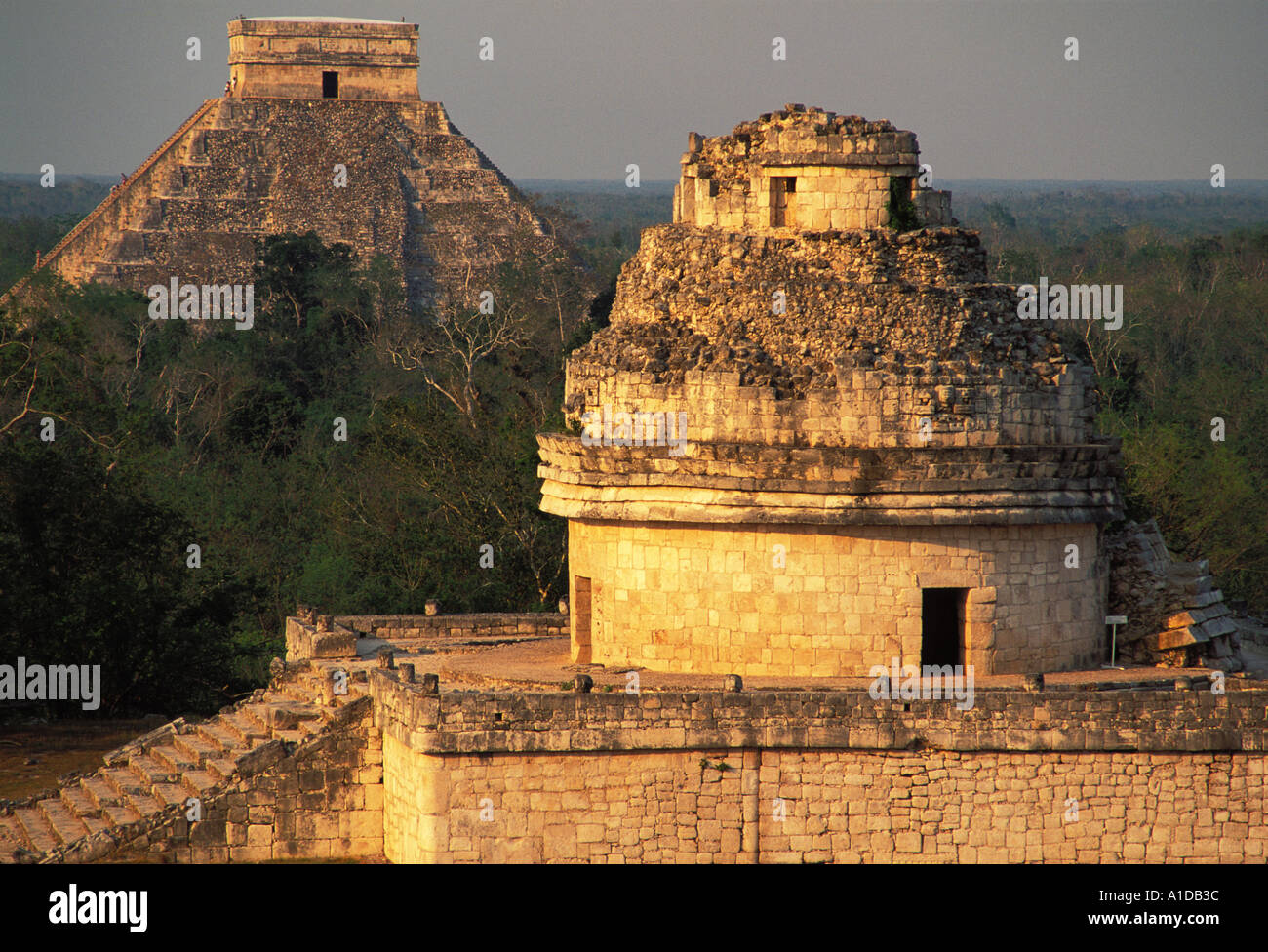 Mexico, Chichen Itza, The Observatory and El Castillo Stock Photo - Alamy